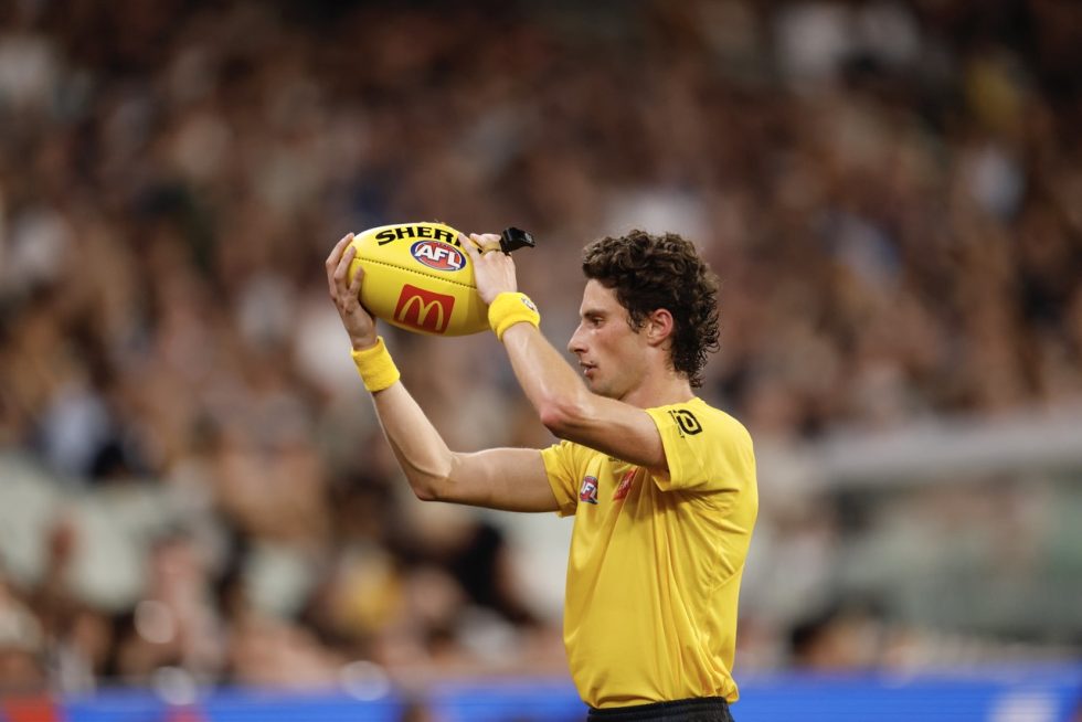 Four AFL Boundary Umpires Make Their Debut - AFLUA